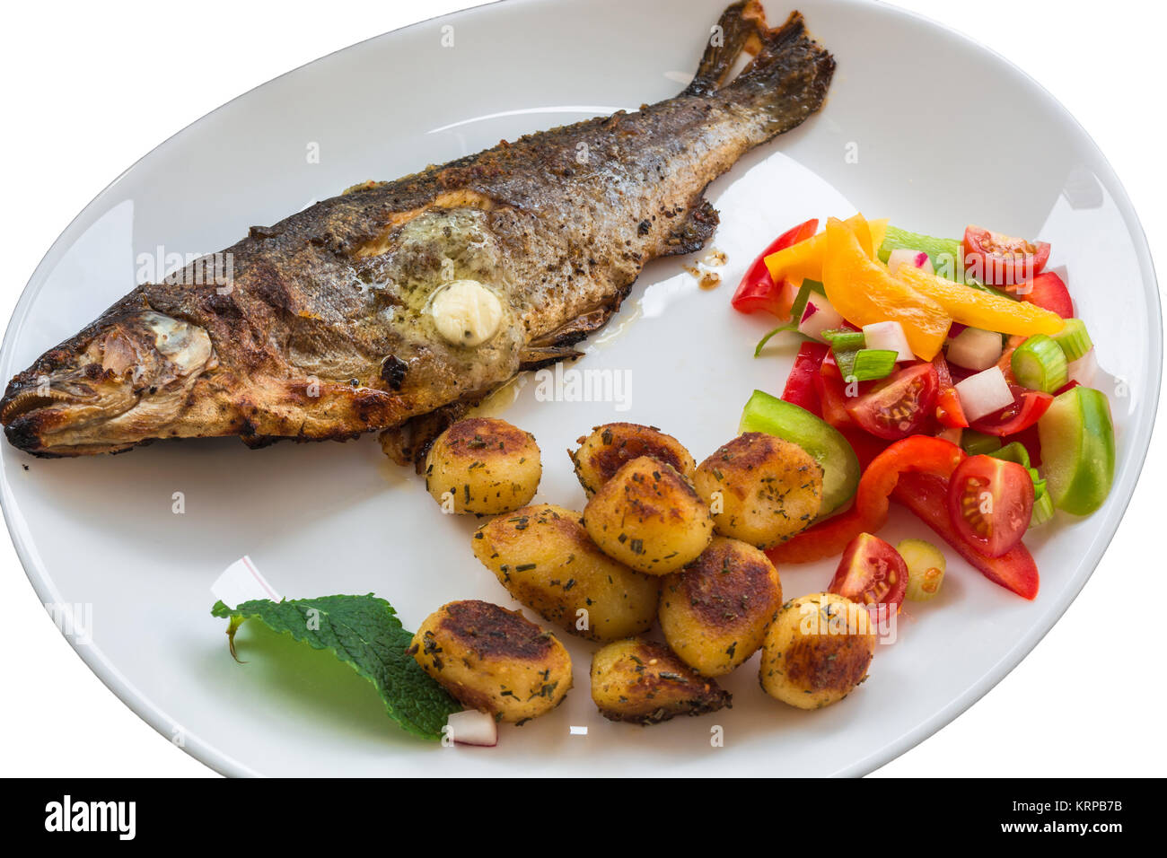 Gebratene Forelle auf weißem Teller mit Zitronen und Bratkartoffel ...