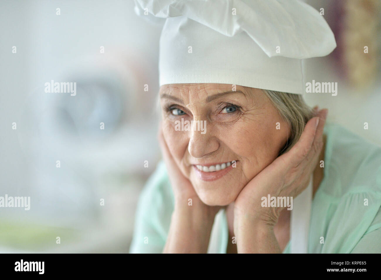 Elderly lady cooking hi-res stock photography and images - Alamy