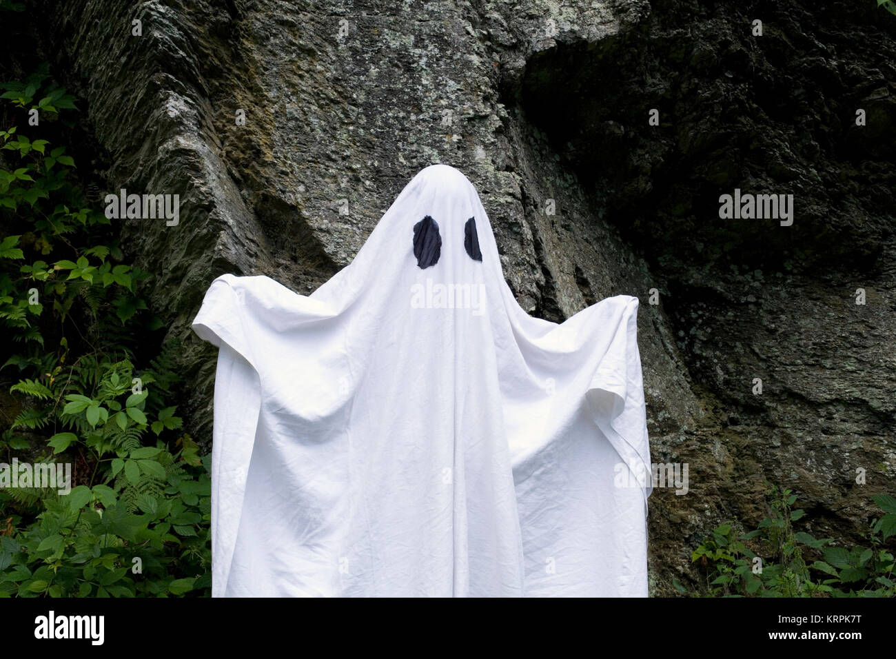 Ghostly figure covered in sheet hi-res stock photography and images - Alamy