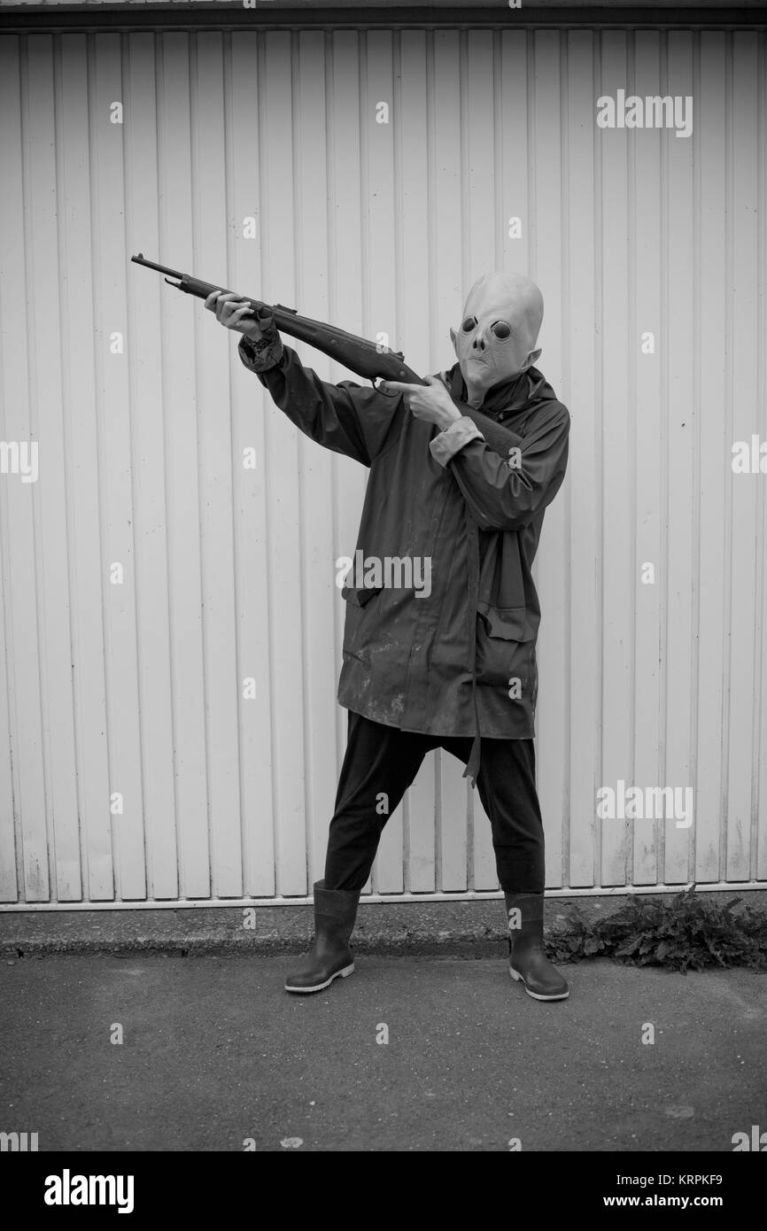 Hunter with gun hi-res stock photography and images - Alamy
