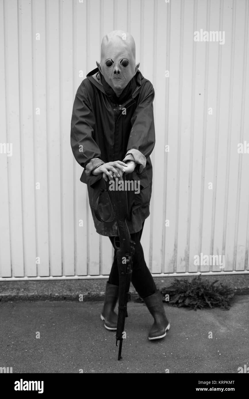 Hunter with gun hi-res stock photography and images - Alamy