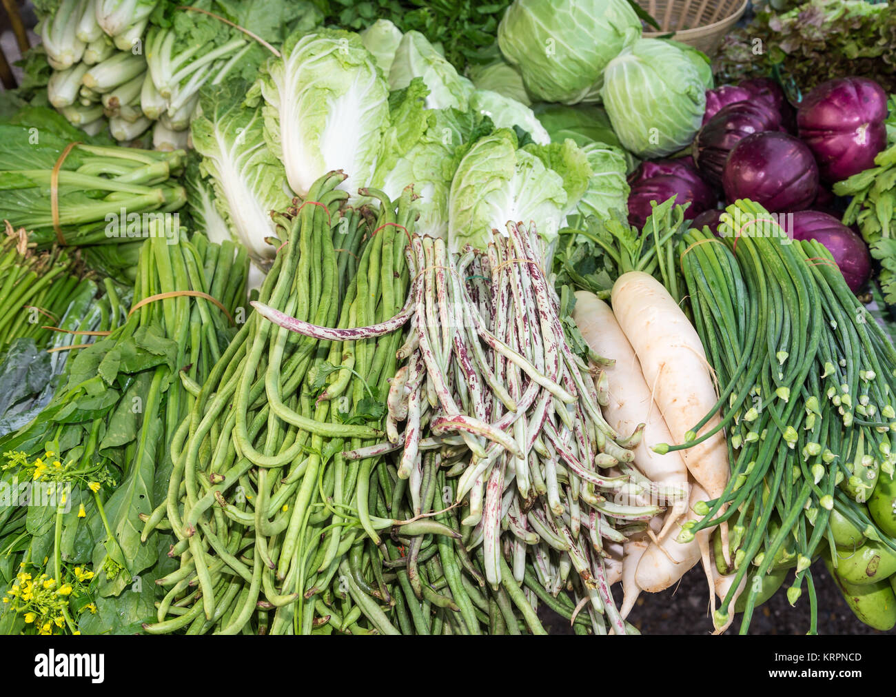 vegetable shelf at vegetable market Stock Photo - Alamy