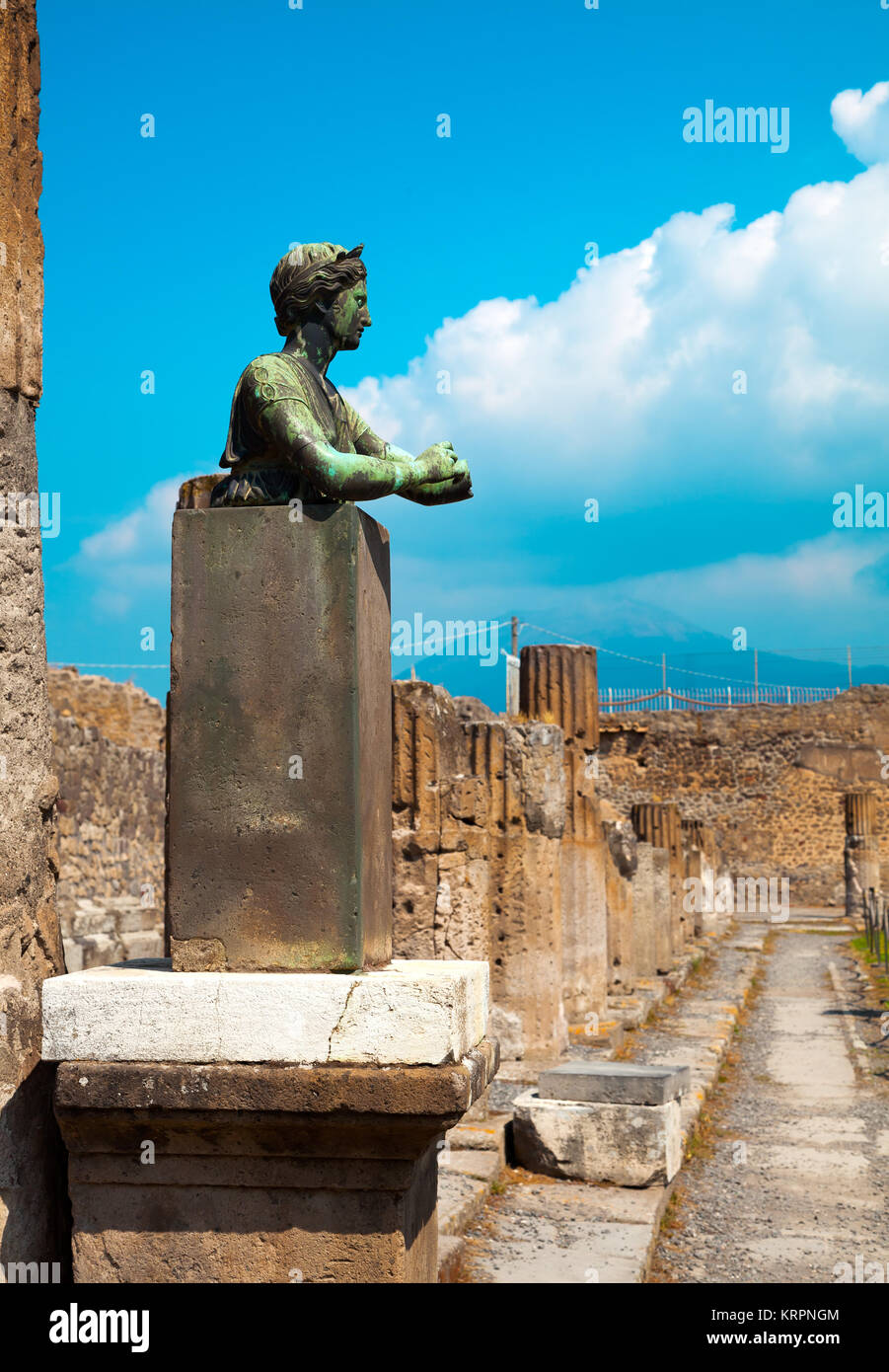 Statue destroyed city hi-res stock photography and images - Alamy