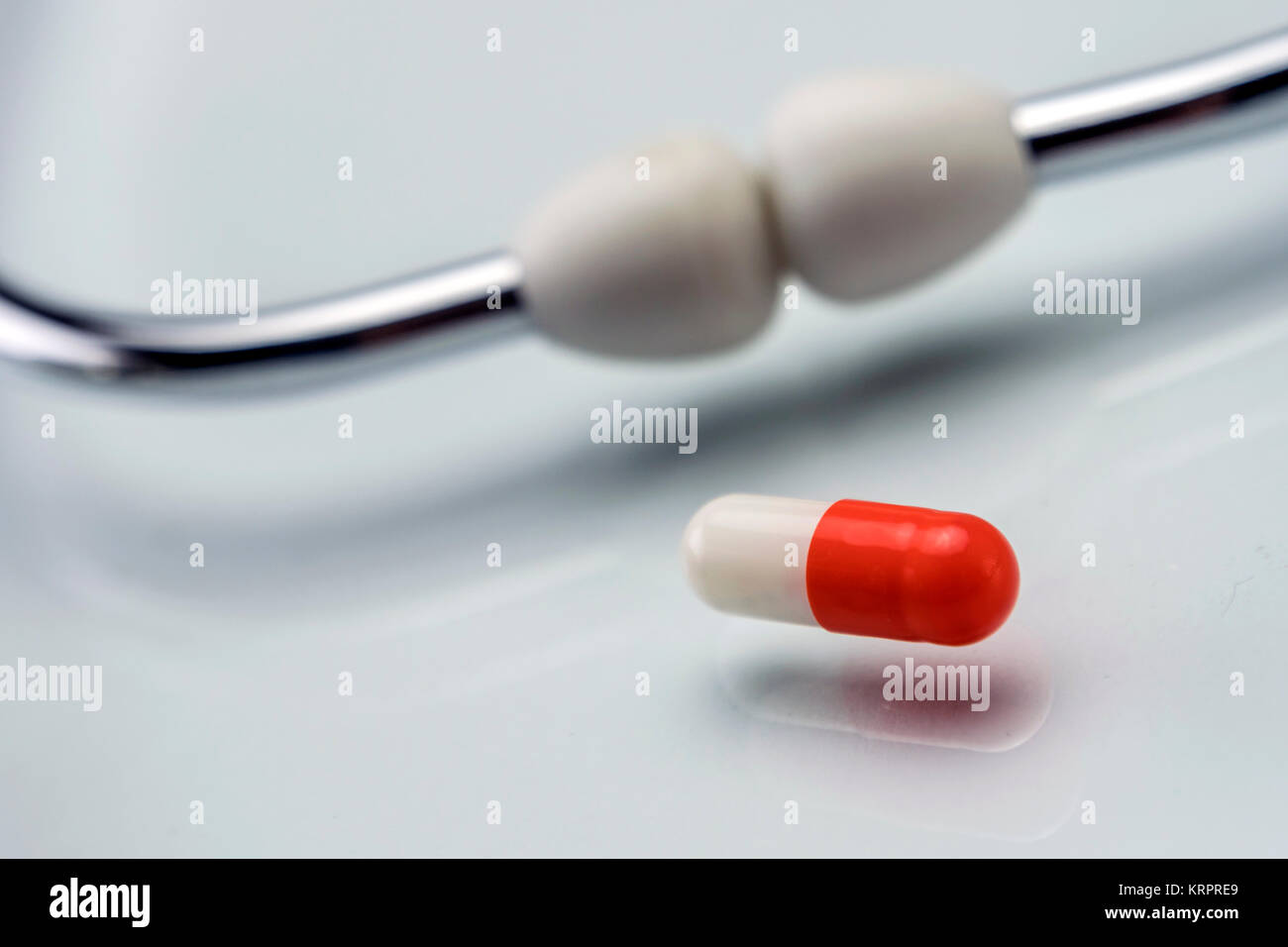 White capsule hi-res stock photography and images - Alamy
