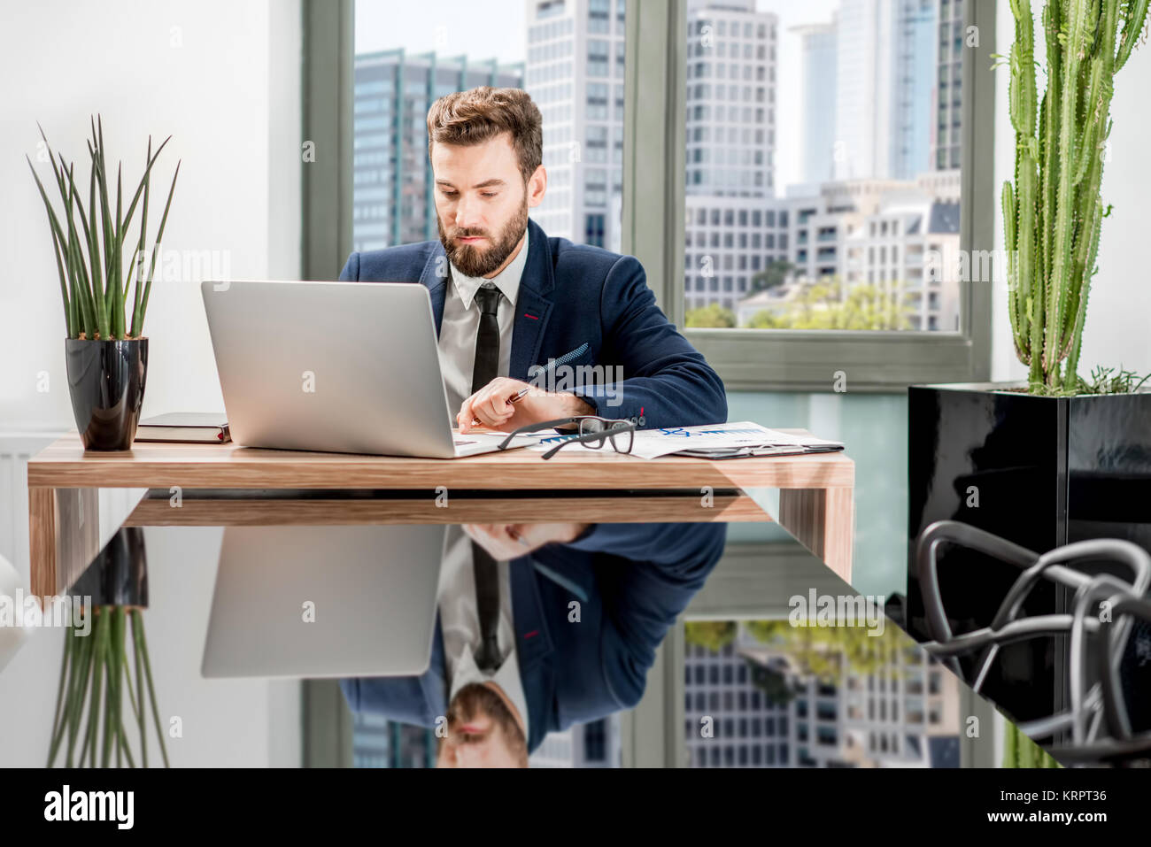 Skyscraper business man office window hi-res stock photography and ...
