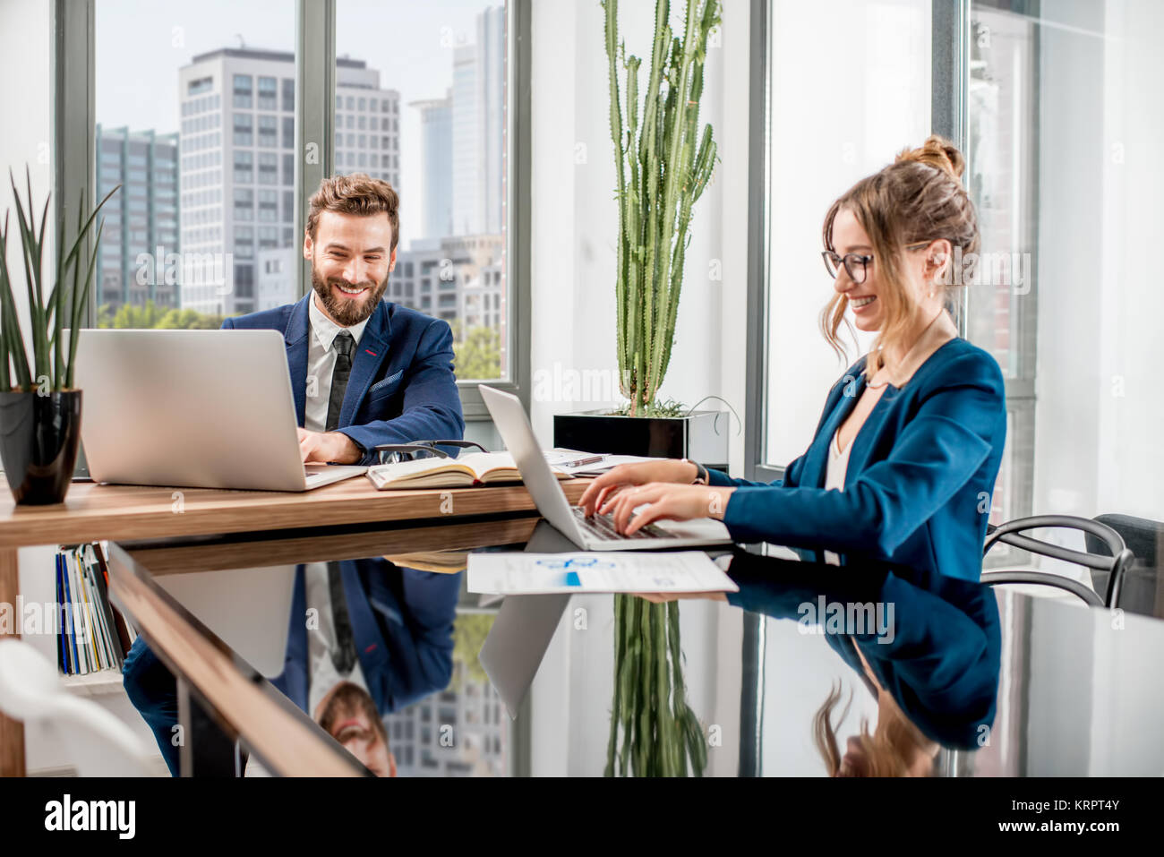 Businesswoman skyscraper office hi-res stock photography and images - Alamy