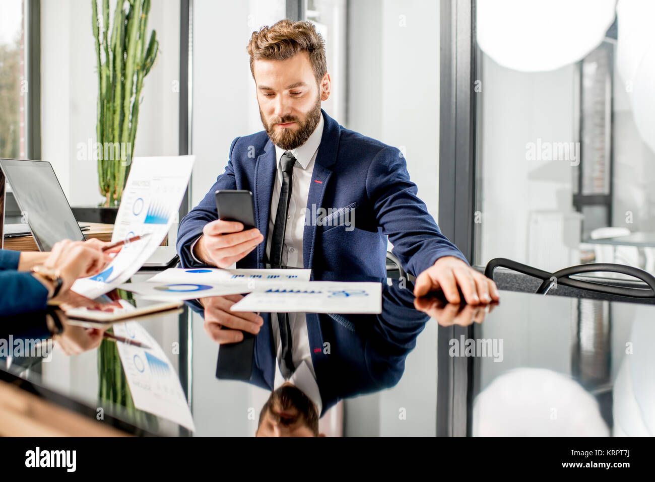 Working analytic charts hi-res stock photography and images - Alamy
