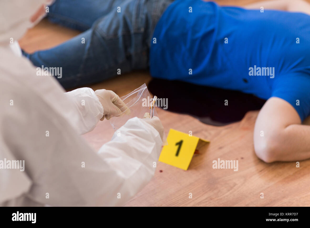 criminalist collecting crime scene evidence Stock Photo - Alamy