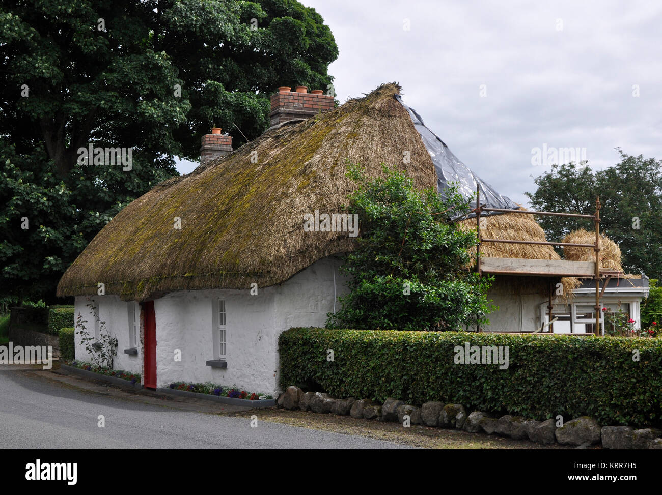 Ireland red thatched house hi-res stock photography and images - Alamy