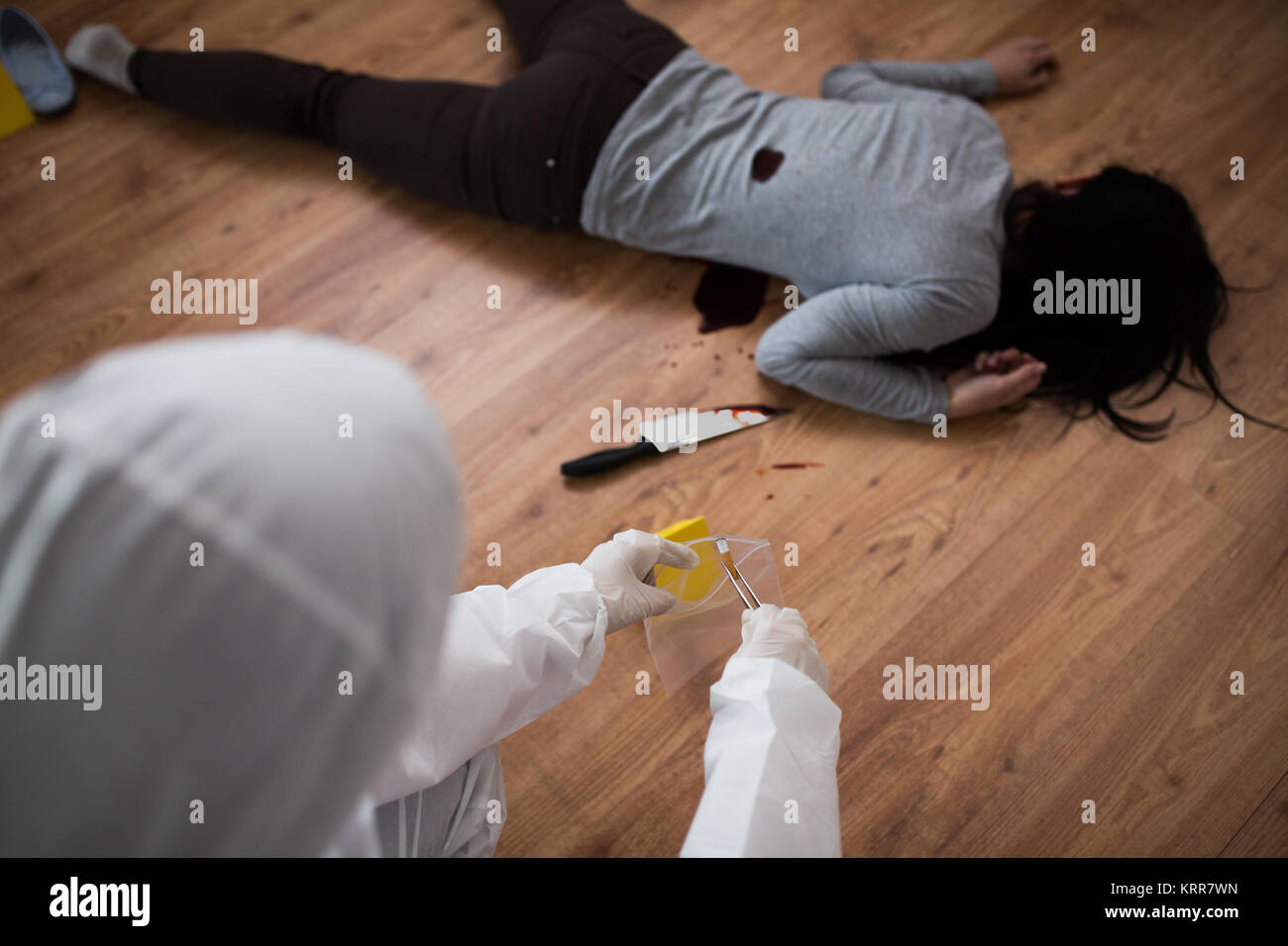 criminalist collecting crime scene evidence Stock Photo - Alamy