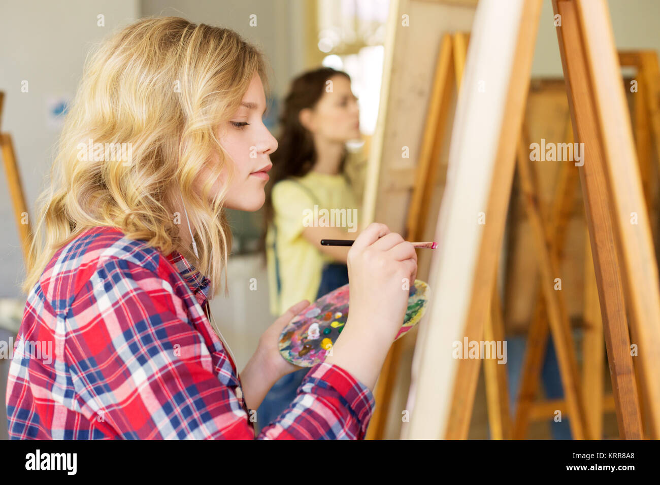 Girl painting canvas hi-res stock photography and images - Alamy