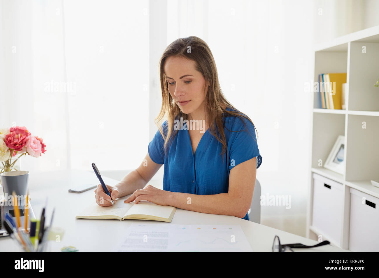 Freelancer woman home taking notes hi-res stock photography and images ...