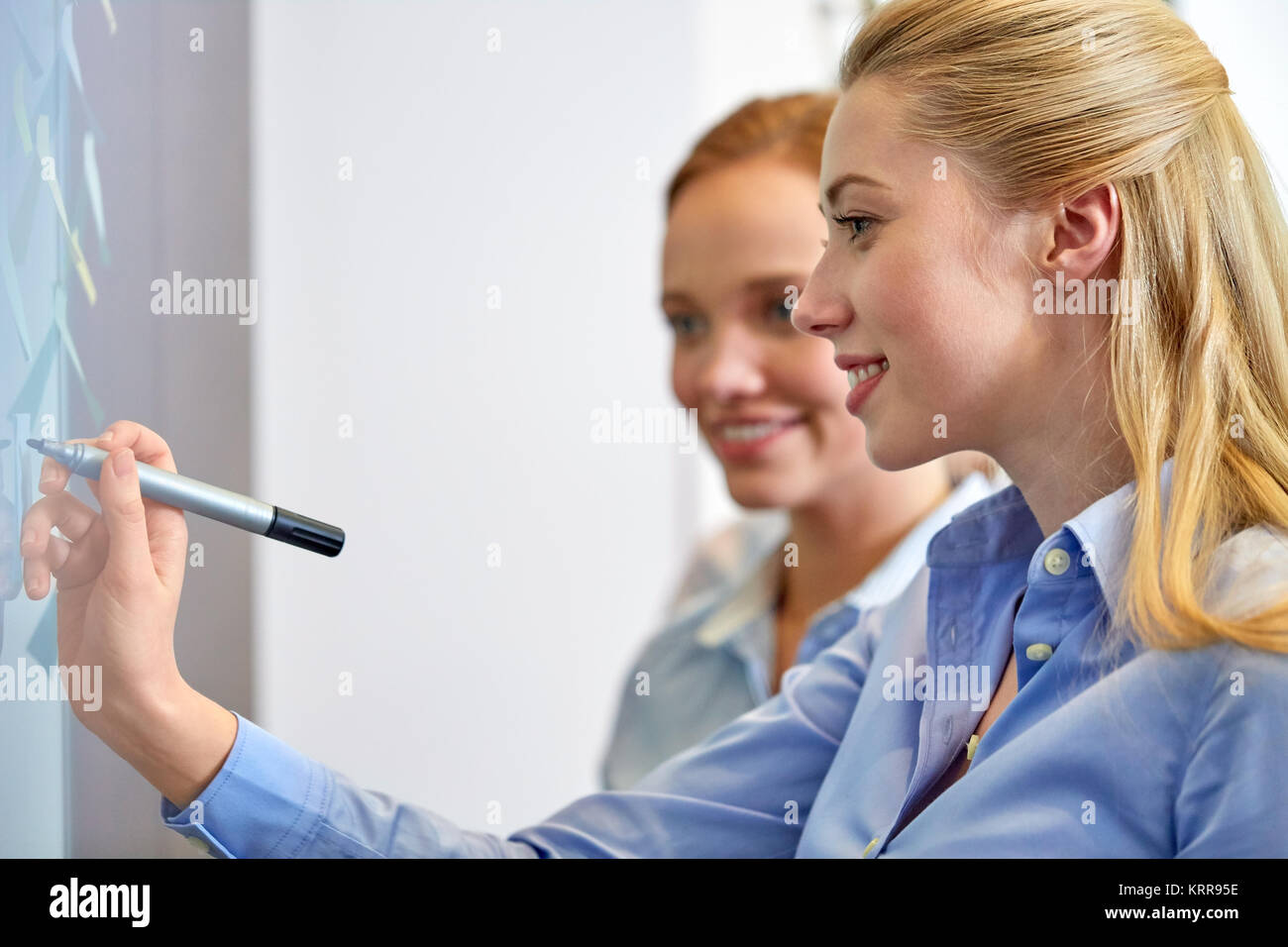 businesswoman writing sticky notes at office Stock Photo - Alamy