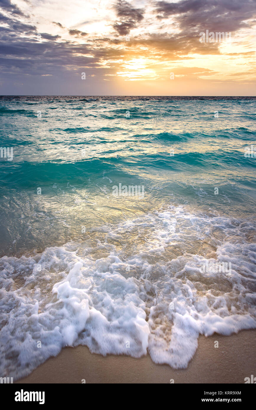 Rolling waves hi-res stock photography and images - Alamy