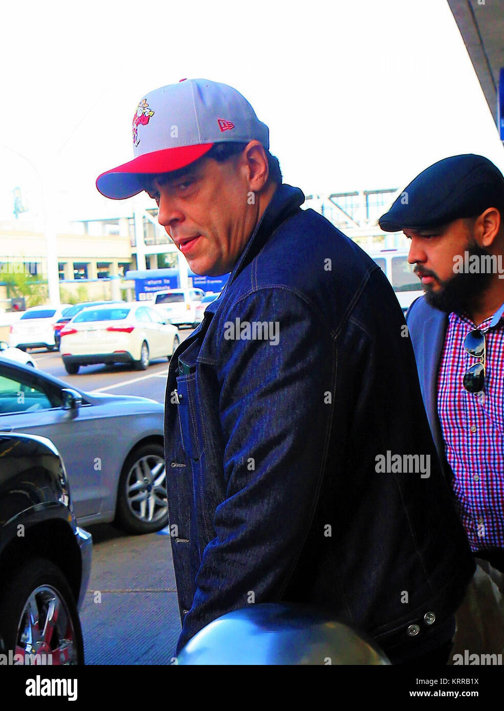 Benicio del Toro at Los Angeles International Airport (LAX) wearing ...