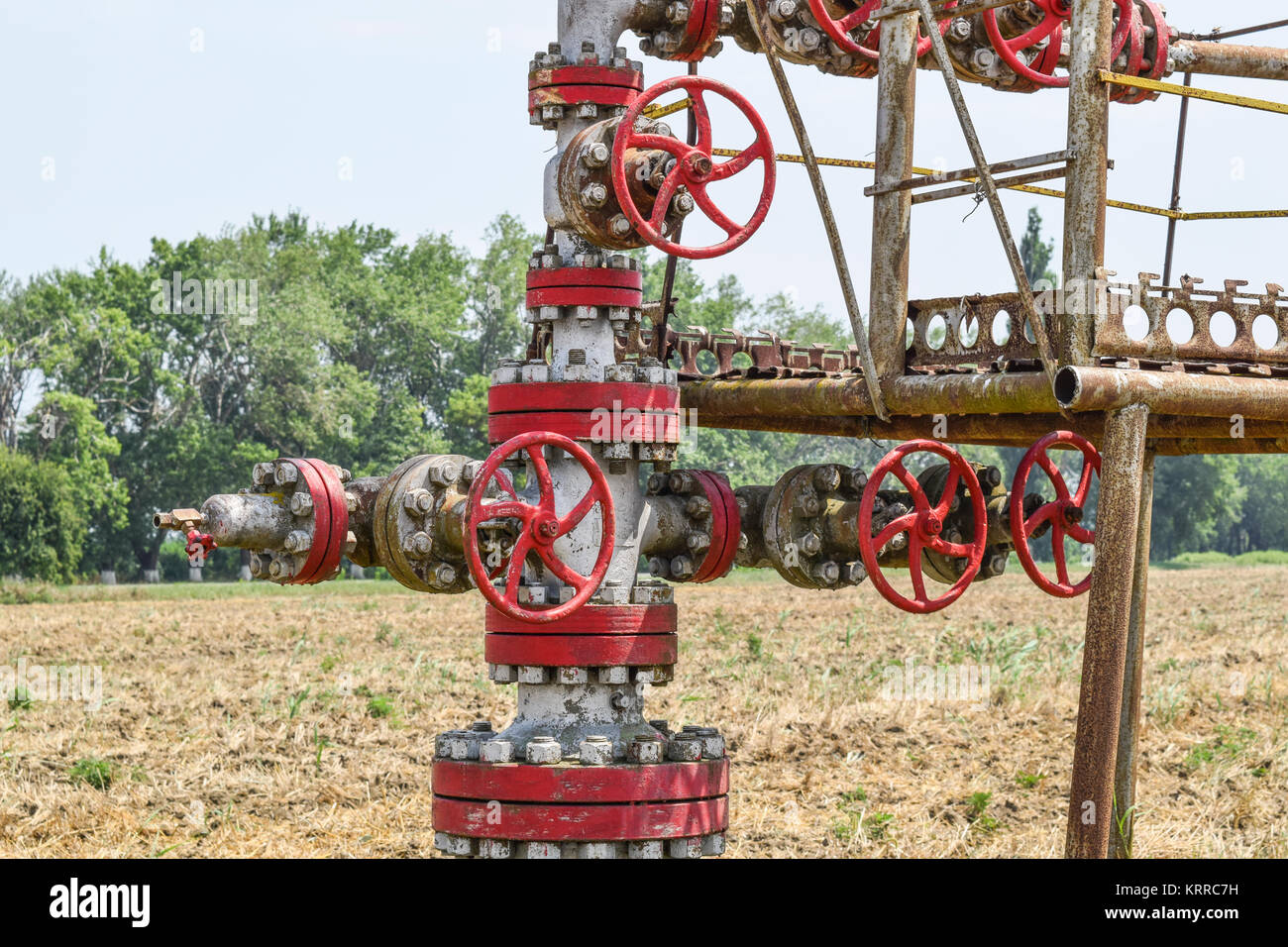 Wellhead manifold hi-res stock photography and images - Alamy