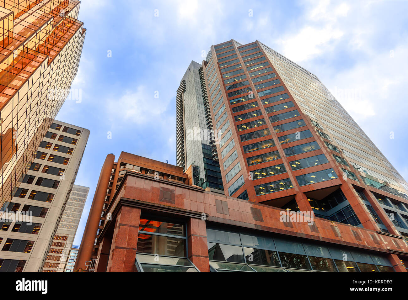 High rise office buildings windows hi-res stock photography and images ...