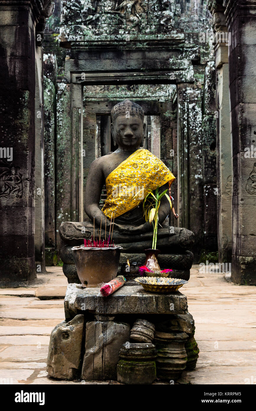 Buddhist statue with shrine in angkor wat temple hi-res stock ...
