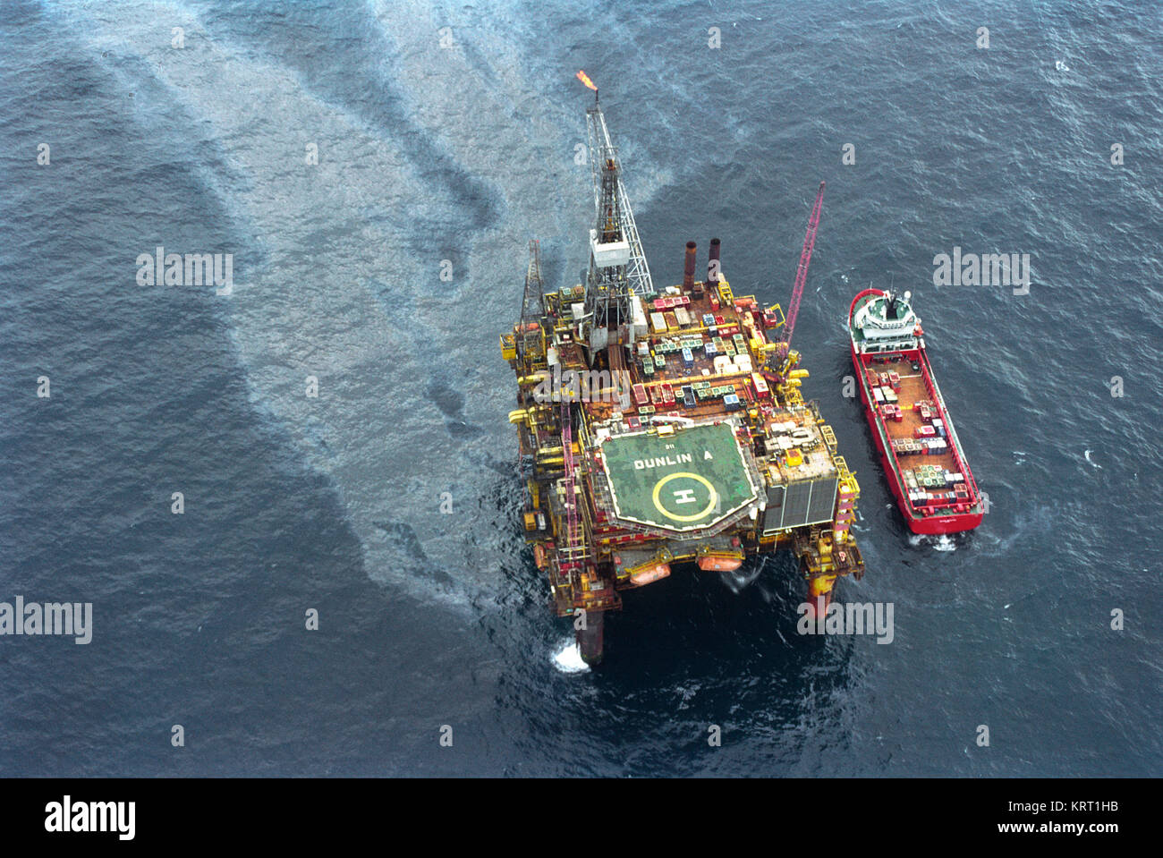 Bohrinsel Dunlin A in der Nordsee. Oelverschmutzung im Wasser ...