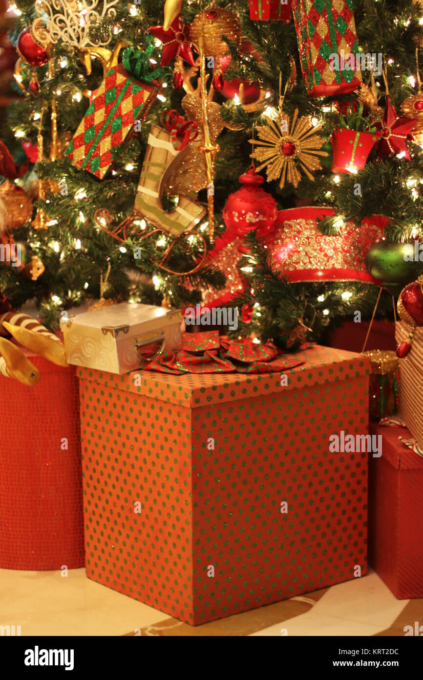 Decorated Christmas tree with presents Stock Photo - Alamy