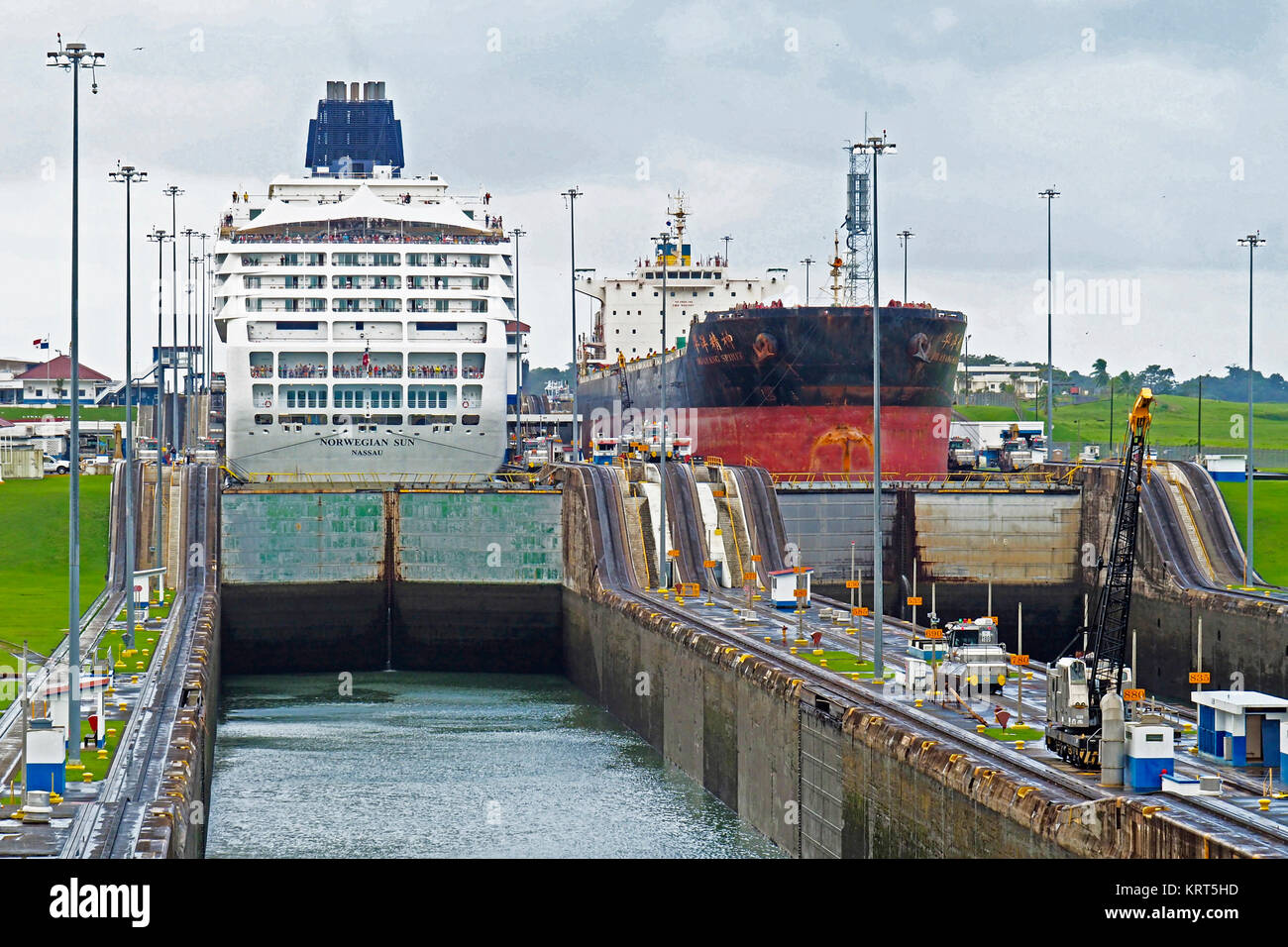 Ship in gatun locks hi-res stock photography and images - Alamy