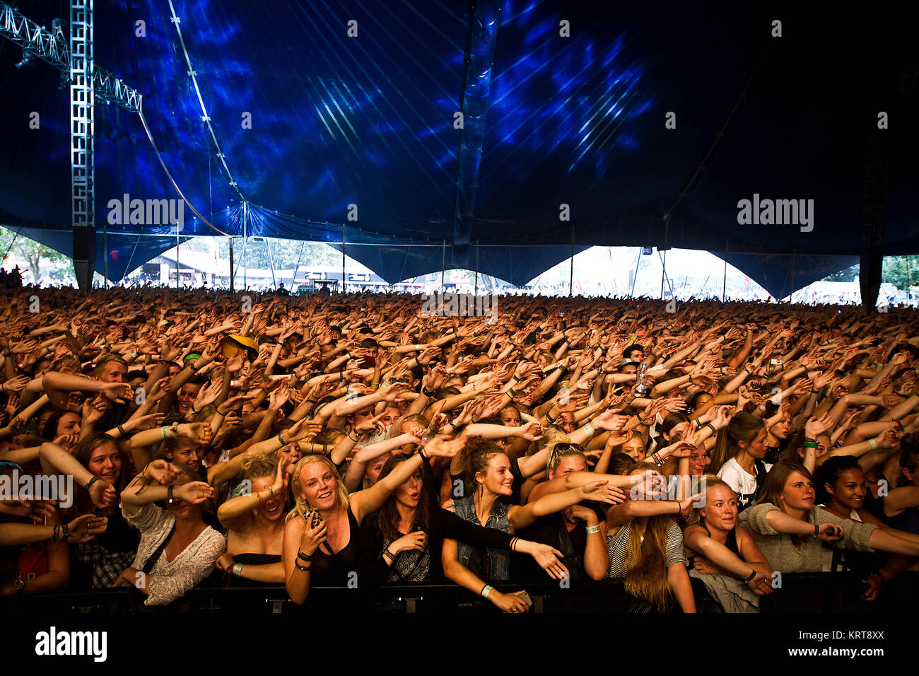 The concert crowd at the Arena stage had a thrilling concert with R&B ...
