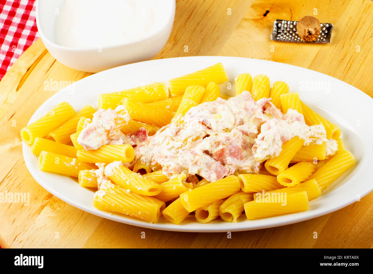 Maccheroni with ham and cheese Stock Photo - Alamy