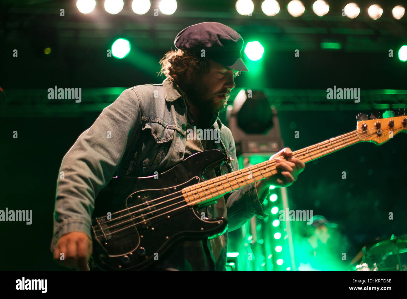 Shout out louds on stage hi-res stock photography and images - Alamy