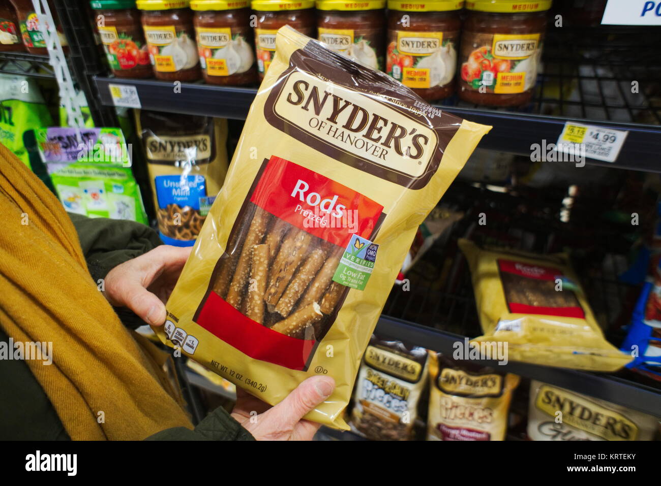 Snyders of hanover snyders lance hi-res stock photography and images ...
