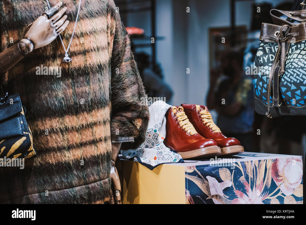 Storefront urban clothes hi-res stock photography and images - Alamy