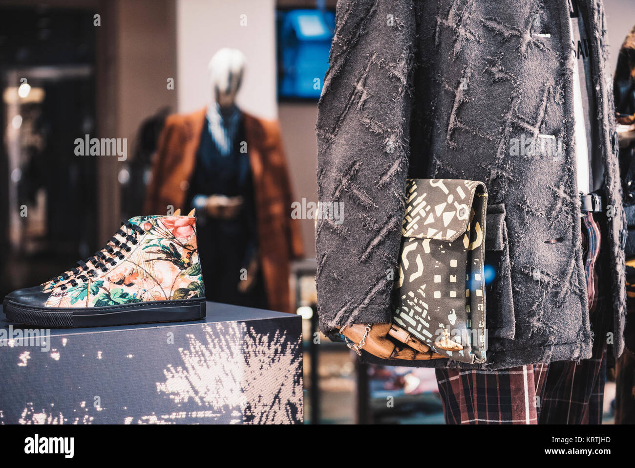 Storefront urban clothes hi-res stock photography and images - Alamy