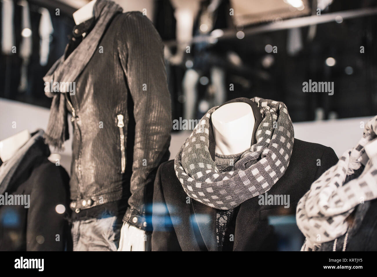 Storefront urban clothes hi-res stock photography and images - Alamy
