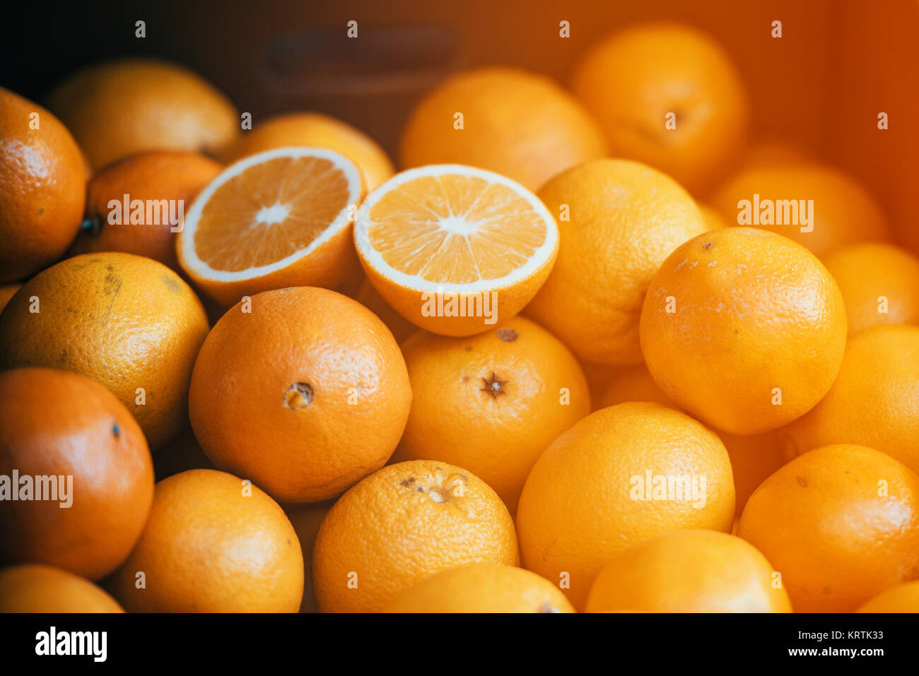 Oranges in a fruit market Stock Photo - Alamy