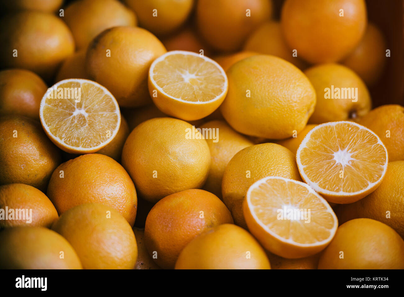 Oranges in a fruit market Stock Photo - Alamy