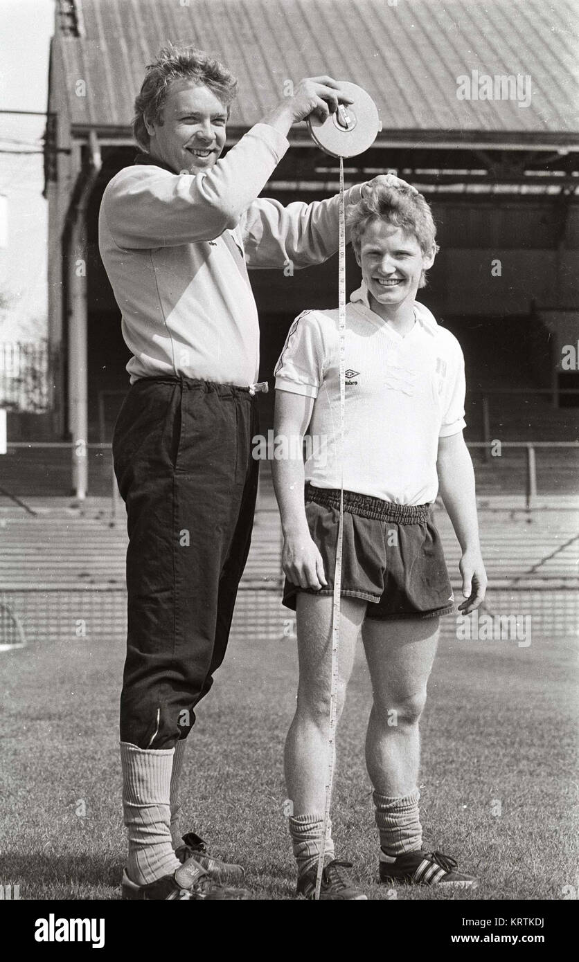 Little and large...Wolverhampton Wanderers goalkeeper Paul Bradshaw and ...