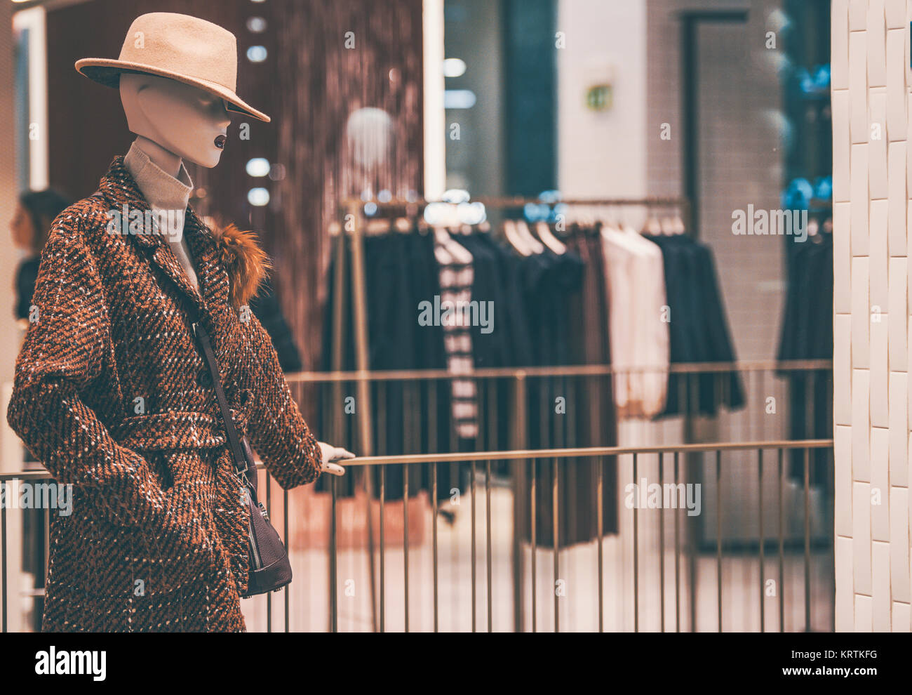 Female mannequins in a fashion store Stock Photo - Alamy