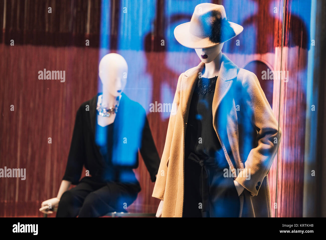 Female mannequins in a fashion store Stock Photo - Alamy