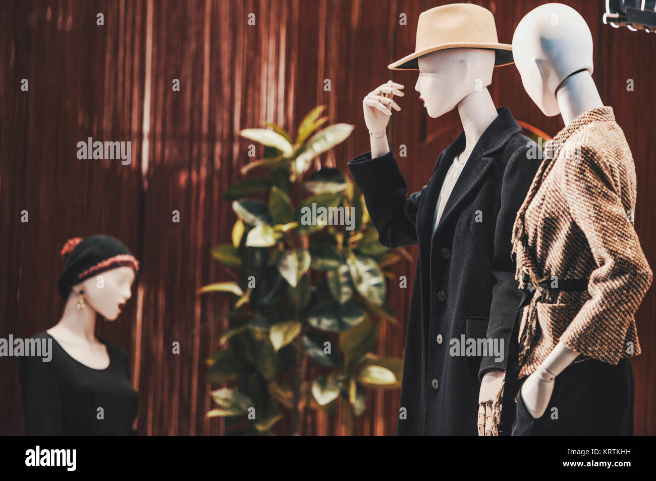 Female mannequins in a fashion store Stock Photo - Alamy