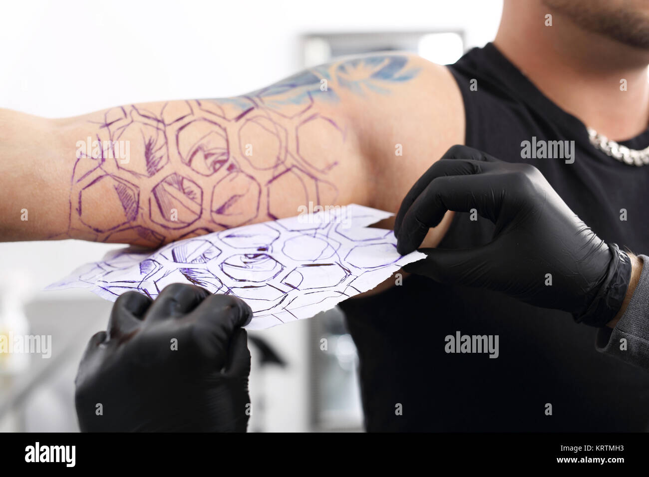 how is a tattoo? creating a tattoo in a tattoo parlor Stock Photo - Alamy