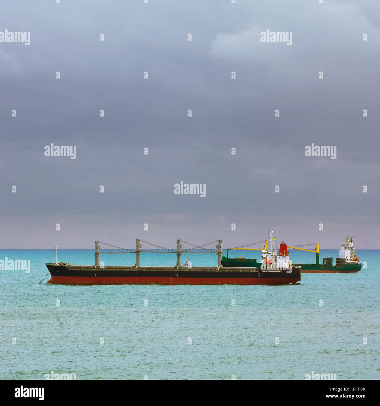 Dry cargo ships hi-res stock photography and images - Alamy