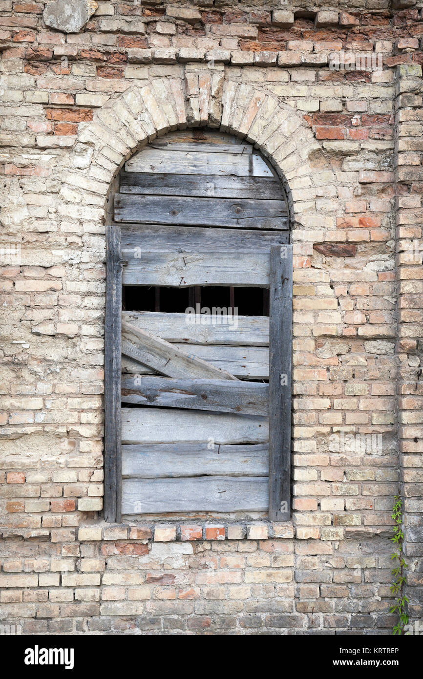 old crumbling building Stock Photo - Alamy