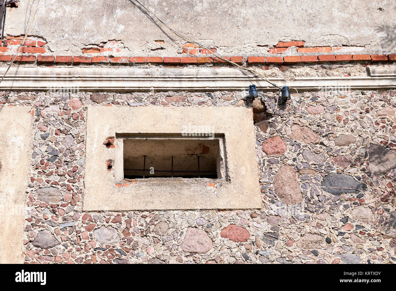 old crumbling building Stock Photo - Alamy