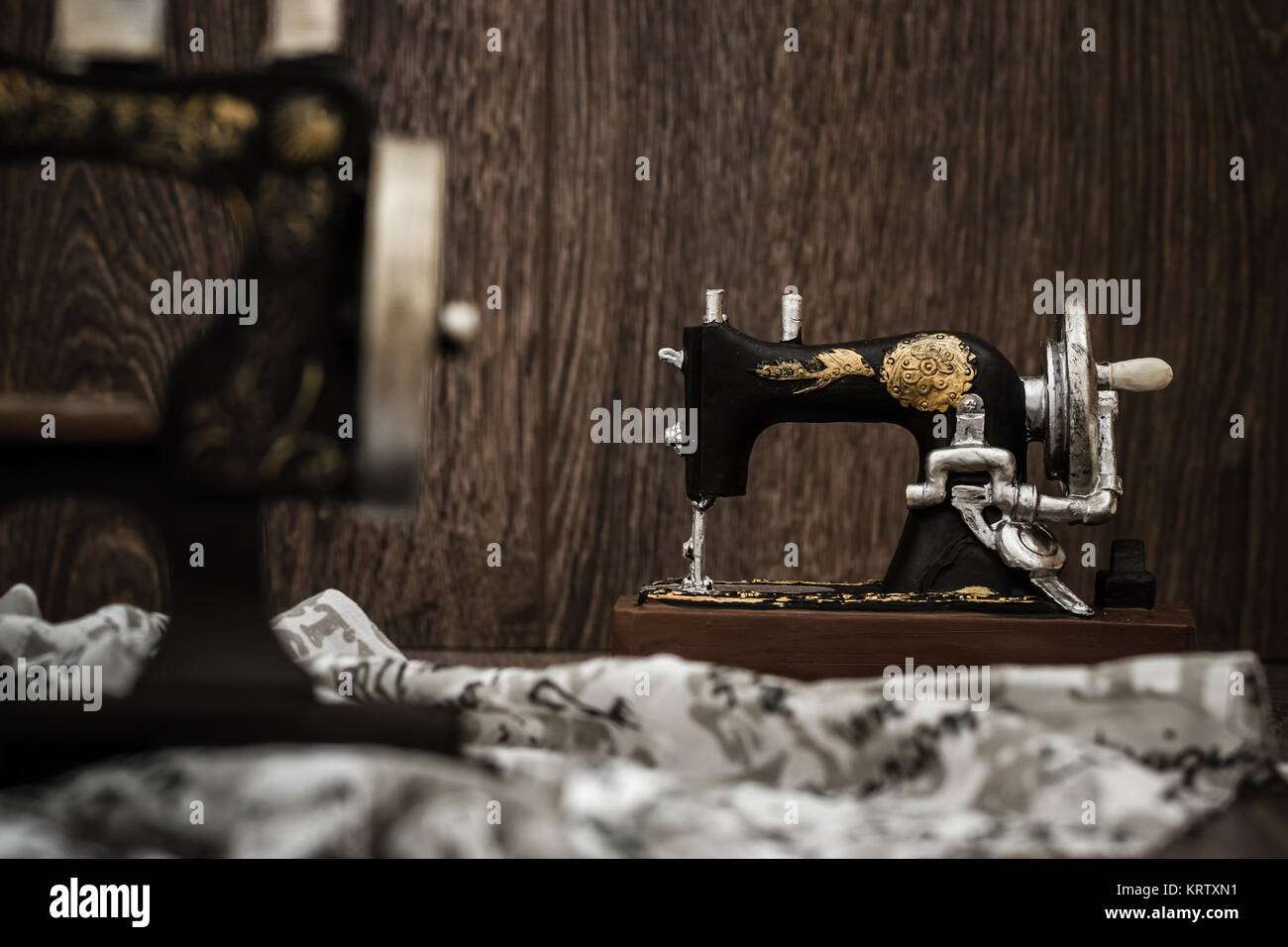 Tiny sewing machine hi-res stock photography and images - Alamy
