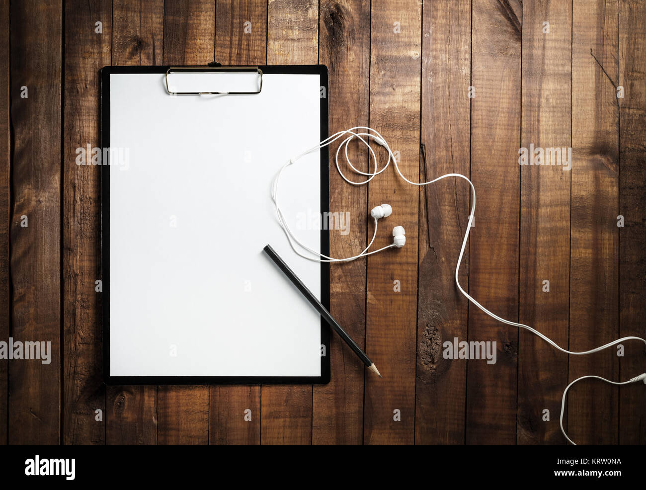 Clipboard with blank paper Stock Photo - Alamy