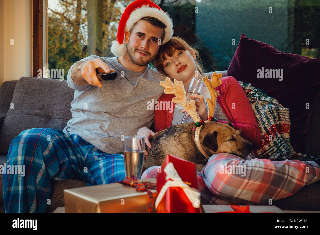 Christmas film family watch hi-res stock photography and images - Alamy