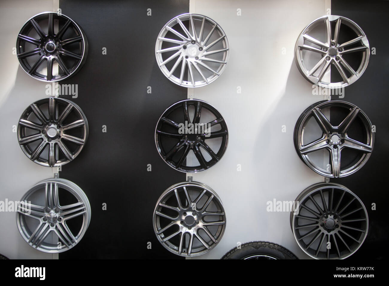 Many car rims Stock Photo - Alamy
