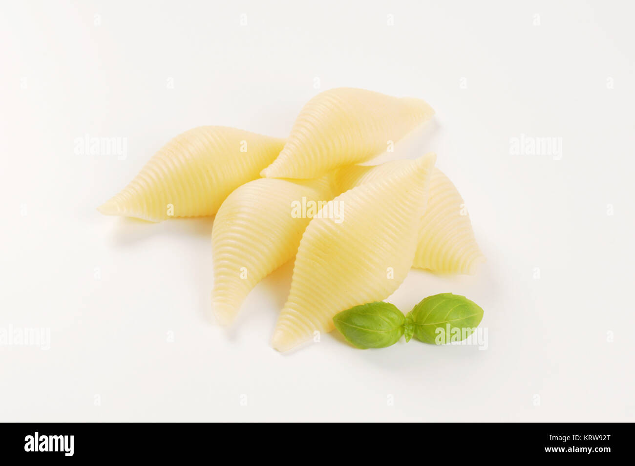 Big pasta shells hi-res stock photography and images - Alamy