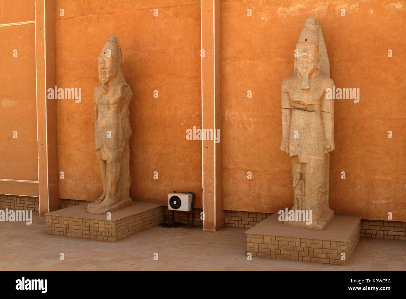 Pharaohs statues hi-res stock photography and images - Alamy