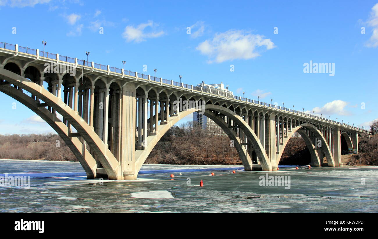 The Ford Parkway Bridge across Mississippi river in Minneapolis ...