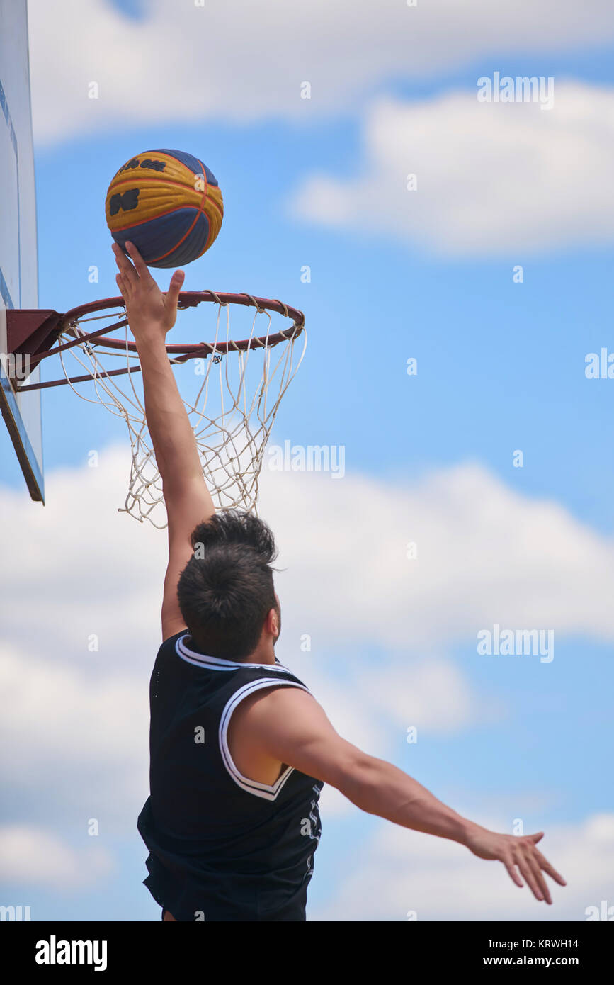 Basketball player in action flying high and scoring Stock Photo - Alamy